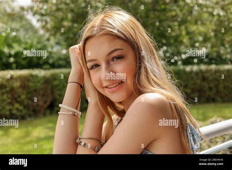 Mädchen Mit Langen Blonden Haaren Fotos Und Bildmaterial In Hoher