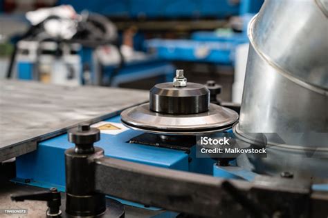 생산 롤링 도구 전기 기계 환기 및 배수 구에 대 한 생산 판금 용 공구 및 벤딩 장비 매장 내 제조 또는 시연 스탠드 건설 기계류에 대한 스톡 사진 및 기타 이미지