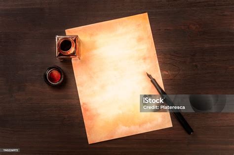 오래 된 종이에 펜촉 펜이 있는 빈티지 배경과 잉크를 잘 사용 하 여 어두운 목재 책상 위에 복사 공간을 두고 촬영 합니다 만년필에 대한 스톡 사진 및 기타 이미지 Istock