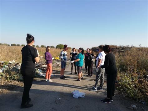В Борован масово се включиха в почистването на селото снимки