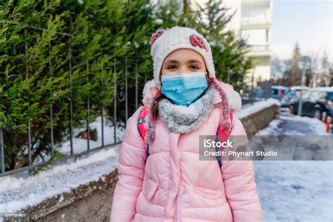 눈 속에서 놀고 있는 멋진 겨울 날 야외활동을 하는 어린 소녀 내리는 눈에 대한 스톡 사진 및 기타 이미지 내리는 눈 눈 냉동상태의 물 휴가 Istock