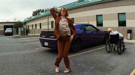 Эмма Стоун отрывается под «sweet Dreams в тизере фильма «Виды доброты Йоргоса Лантимоса