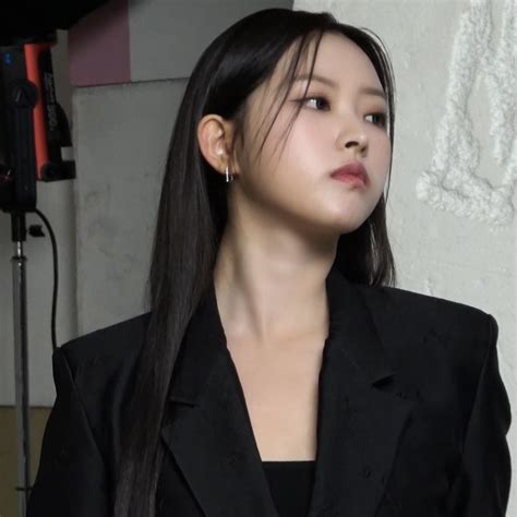 Hyeju Loona Loossemble Crew Profile Behind Curly Hair Styles