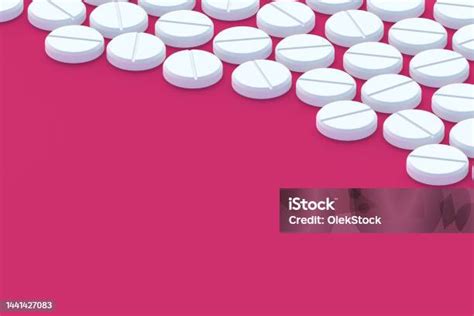 빨간색 배경에 흩어진 알약 의료 및 의료의 개념 약물과 비타민의 복용량 공간을 복사합니다 3d 렌더링 3차원 형태에 대한 스톡 사진 및 기타 이미지 Istock