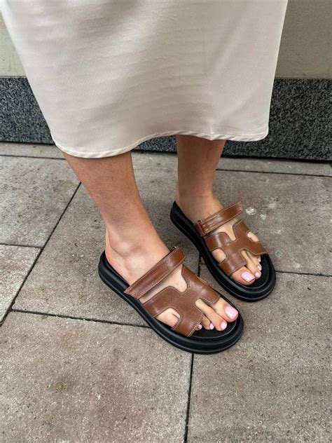 Стильні коричневі шльопанці шльопки капці шкіряні шкіра жіночі жіноче взуття на літо — ціна