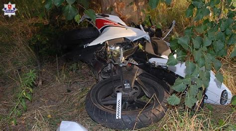 Nie Yje Letnia Dziewczyna Wjecha A Motocyklem W Drzewo