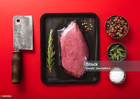 고기 칼과 로즈마리 소금과 후추를 곁들인 신선한 생 등심 필레 스테이크 0명에 대한 스톡 사진 및 기타 이미지 0명 고기