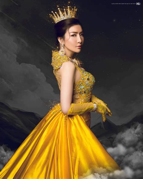 တစ်ကိုယ်လုံးစိန်တွေနဲ့ တန်ဖိုးကြီးလက်ဝတ်ရတနာတွေဆင်မြန်းပြီး ရွှေဝါရောင