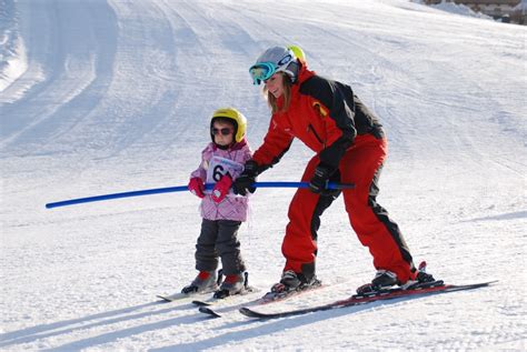 პირველი ნაბიჯები თხილამურებით სრიალის შესასწავლად მშობლები
