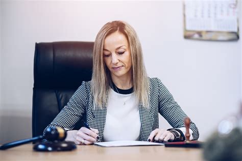 공증인 사무실 표지판 문서의 나무 책상에 앉아 있는 여성 공증 한 공공 공증인에 대한 스톡 사진 및 기타 이미지 공증인 증명서 계약서 Istock