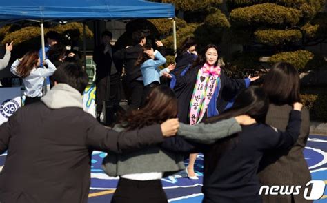 춤추고 노래하는 졸업식 네이트 뉴스