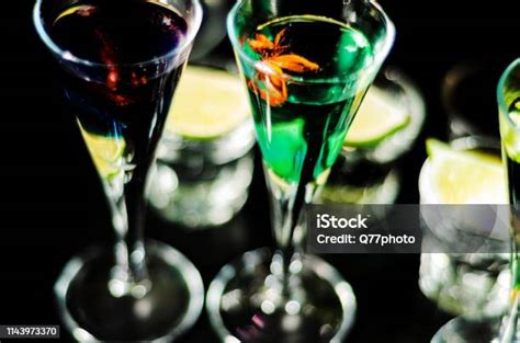 다양 한 알코올 시럽 및 리큐 어를 기반으로 하는 맛있고 다채로운 음료 바텐더의 작품의 독특한 효과 각얼음에 대한 스톡 사진 및 기타 이미지 Istock