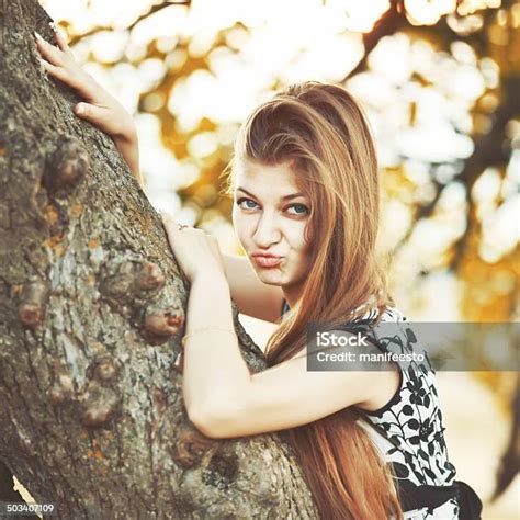 젊고 예쁜 여자아이 외부 인물 사진 다양한 감정을 나타내십시오 감정에 대한 스톡 사진 및 기타 이미지 감정 관능 귀여운 Istock