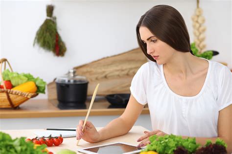 아름 다운 스페인 여자는 태블릿 컴퓨터와 신용 자동차 쇼핑 온라인 만들기 가정 생활에 대한 스톡 사진 및 기타 이미지 가정 생활 가정 주방 가정의 방 Istock