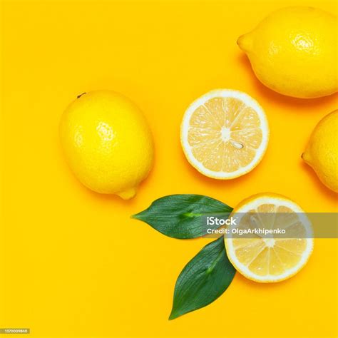 밝은 노란색 배경에 잘 익은 육즙 레몬과 녹색 잎 레몬 과일 감귤류 최소한의 개념 비타민 C 크리에이티브 여름 음식 미니멀 한 배경 평평한 평지 상단 보기 복사 공간