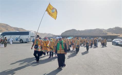 Cjh Berseragam Batik Awan Berarak Kibarkan Bendera Mempawah Di Tanah Suci Mekkah Suarakalbarcoid