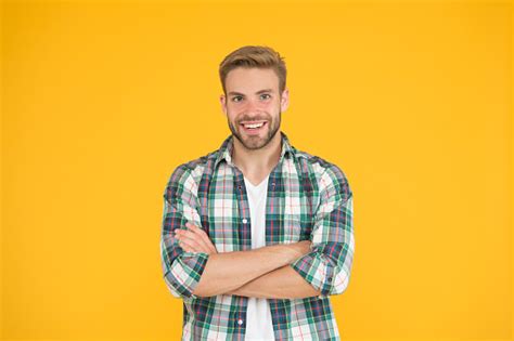 긍정적 인 감정 노란색 배경에 행복한 남자 수염이 있는 남자가 웃고 있다 콧수염과 수염을 가진 남자 행복한 얼굴 표정 행복 개념 심리적 건강 행복한 감정적 인 사람은 팔을