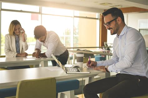 비즈니스 사람 노트북에 사무실에서 작업 하 고 문서를 작성 사업 사람들은 사무실에서 3 명에 대한 스톡 사진 및 기타 이미지 3 명 기업 재무와 산업 남자 Istock