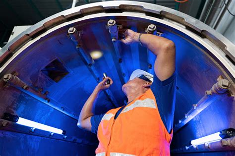 유지 보수 엔지니어가 공장 가동 중단 중 압력 탱크에서 검사 가솔린에 대한 스톡 사진 및 기타 이미지 가솔린 강철 건설 현장 Istock