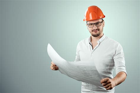 장인 건축가는 밝은 배경에 자신의 손에 건축 그림을 보유 하 고 있습니다 컨셉 아키텍처 건설 엔지니어링 설계 수리 복사 공간 개발에 대한 스톡 사진 및 기타 이미지 Istock