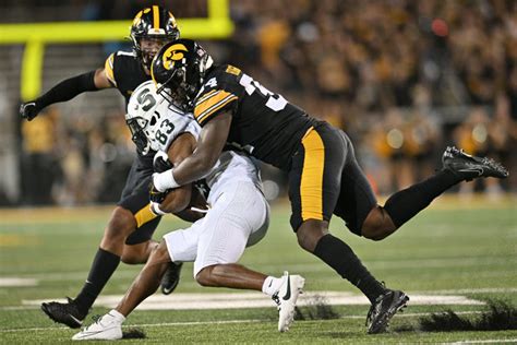 College Football News Shares Iowa Hawkeyes Vs Wisconsin Badgers Prediction