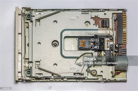 이전 스타일의 복고풍 디스크 리더 소프트 디스크 또는 플로피 디스크는 컴퓨터에서 데이터를 읽거나 쓰는 데 사용되는 고대 도구입니다 0명에 대한 스톡 사진 및 기타 이미지