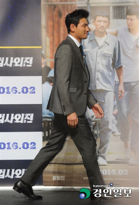 경인일보 [경인포토]검사외전 황정민 등산복 벗고 검사로 대변신