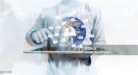 네트워킹 및 통신 기술입니다 디지털 태블릿 및 네트워크 글로벌 연결 기술에 한 남자가 있다 이 이미지의 요소는 Nasa에 의해 비치 가상현실에 대한 스톡 사진 및 기타