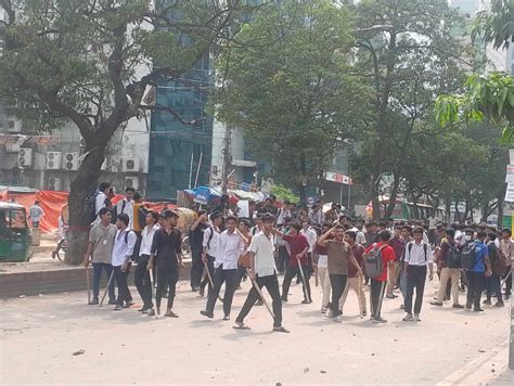 ঢাকা ও সিটি কলেজের শিক্ষার্থীদের মধ্যে দফায় দফায় সংঘর্ষ পুলিশের লাঠিচার্জ ও টিয়ারশেল নিক্ষেপ