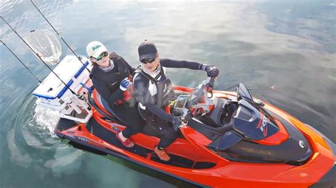 2인승 제트스키에 부인과 함께 탑승한 윤창호씨