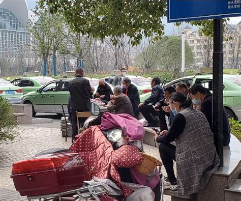 记者暗访：发现有不戴口罩、扎堆聊天、聚众打牌等情况！切记，现在还不是放飞自我之时！澎湃号·政务澎湃新闻 The Paper