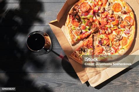 여름날 피자 한 상자와 와인 한 잔 피자 배달 개념 플랫 레이 건강에 좋지 않은 음식에 대한 스톡 사진 및 기타 이미지 건강에 좋지 않은 음식 공예 나름 Istock