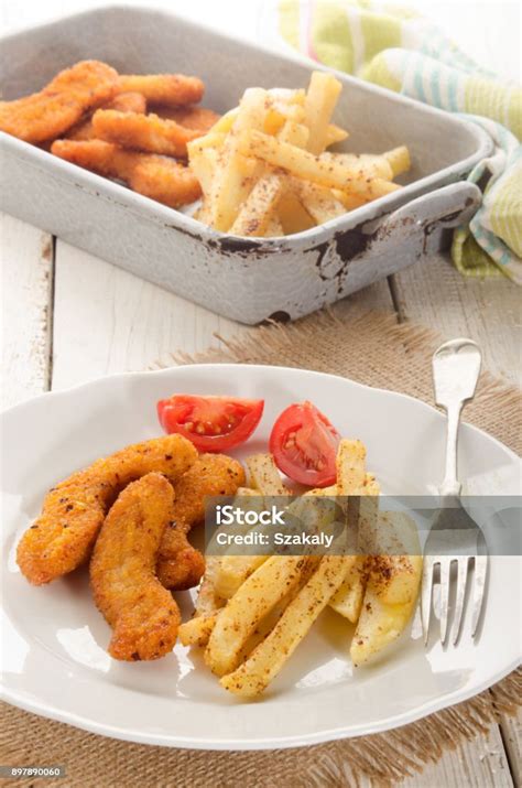 빵가루 입힌 치킨 덴버 너겟츠 후렌치 후라이 및 토마토색 Queensland 갈색에 대한 스톡 사진 및 기타 이미지 갈색 감자 요리 고기 Istock
