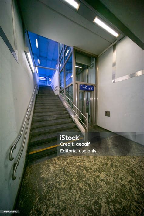 추한 콘크리트 계단 및 좁은 엘리베이터를 통해 플랫폼에 대 한 좁은 액세스 0명에 대한 스톡 사진 및 기타 이미지 0명 가파른 거리 Istock