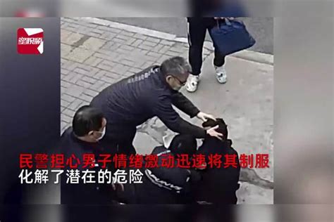 男子离婚腰别大斧情绪激动疯狂撕扯妻子孩子路过民警飞身扑倒 大斧 妻子 情绪