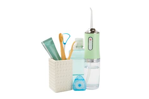 전자 구강 세정기 칫솔 페이스트 치실 및 구강 세정제는 흰색 배경에 분리되어 있습니다 구강 위생을위한 치과 도구 전기 치간 청소기 치과용 물 샤워 구강 관리 Concep 0