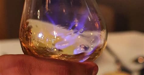 극적인 조명 다이나믹한 담배를 피우다 독창성 독특한 따뜻한 음색 럭셔리 레스토랑 막대기 바 장면 바텐더 밝은 색 밤문화 분위기 불 불꽃 불꽃놀이