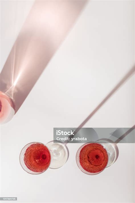 장미 와인 또는 샴페인 의 두 잔 달콤하고 건조 상단 보기와 태양에서 그림자 파티를위한 가벼운 알코올 스파클링 음료 그림자에 대한 스톡 사진 및 기타 이미지 Istock