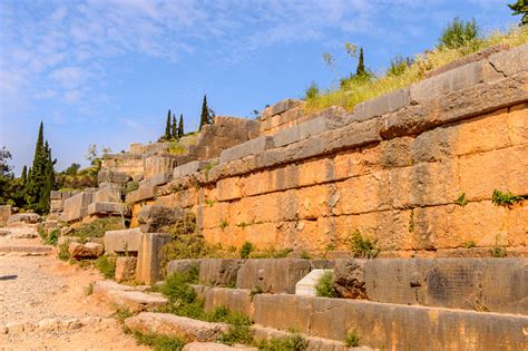 델파이 그리스 산 파에서 고고학 사이트의 고 대 유적 델파이 아폴로 성소에서 Oracle에 의해 유명 유네스코 세계 유산 0명에 대한 스톡 사진 및 기타 이미지 Istock