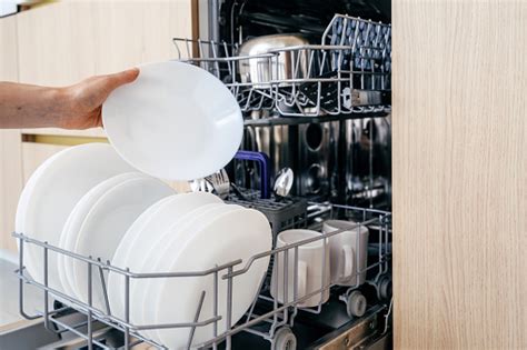 세련된 주방에서 현대적인 식기 세척기에 깨끗한 접시를 넣는 방법 가득 찬에 대한 스톡 사진 및 기타 이미지 가득 찬 가사 집안일 가정 생활 Istock