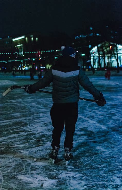 검은 바지와 흰색 재킷을 입은 남자가 흰색과 검은색 물고기를 들고 있다 사진 Unsplash의 무료 모스크바 이미지