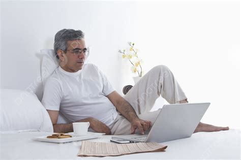 그의 노트북에서 일하는 남자 사진 배경 및 무료 다운로드를위한 그림 Pngtree