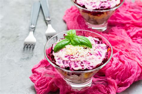 삶은 야채와 생선의 전통적인 러시아어 샐러드 그릇에 모피 코트 아래 청어 0명에 대한 스톡 사진 및 기타 이미지 0명 감자 요리 건강한 식생활 Istock