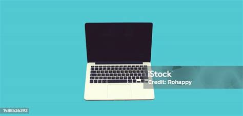 파란색 배경에 빈 검은색 화면이 있는 노트북을 닫습니다 0명에 대한 스톡 사진 및 기타 이미지 0명 고름 공란 istock