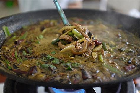 中国最重口味的美食牛屎火锅竟然是药膳你敢尝试吗