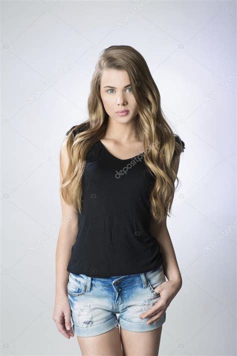 Adolescente Posando En Top Negro Y Pantalones Cortos De Mezclilla
