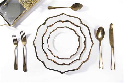 Eventive ფოთლის ფორმის თეფში ოქროსფერი კანტით ჩარჯერი