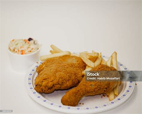 프라이드 치킨과 감자 튀김 두 조각과 콜 레슬라프 샐러드 두 조각이 흰색 배경으로 옆에 있습니다 0명에 대한 스톡 사진 및 기타 이미지 Istock