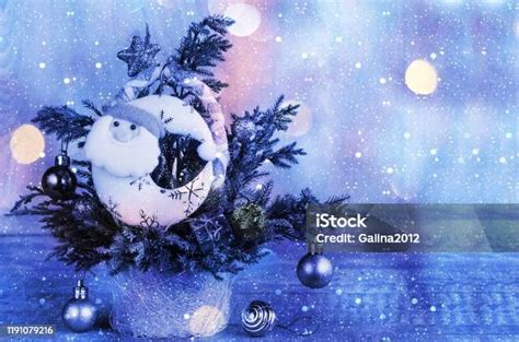 크리스마스 배경입니다 장난감 산타 클로스와 장식 크리스마스 트리 텍스트의 여유 공간입니다 0명에 대한 스톡 사진 및 기타 이미지 Istock