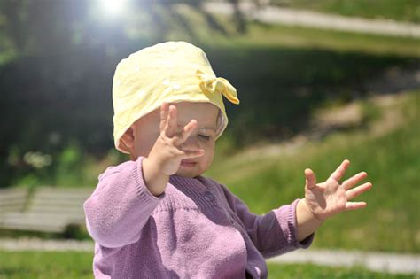 여름에 잔디에 앉아 노란색 모자와 사랑스러운 어린 소녀 귀여운에 대한 스톡 사진 및 기타 이미지 귀여운 꽃 식물 노랑 Istock